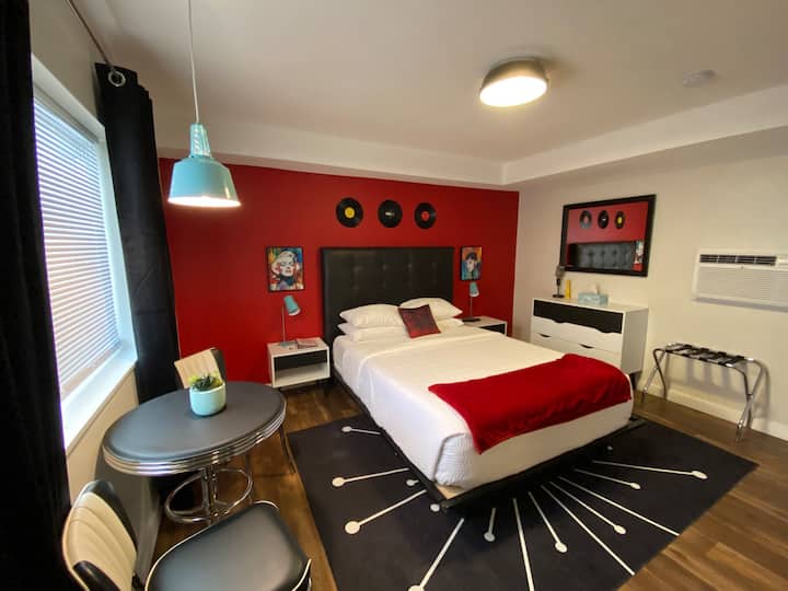 Modern Retro #10, Wifi, A/c, Walk To The Strip - Geneva-on-the-Lake