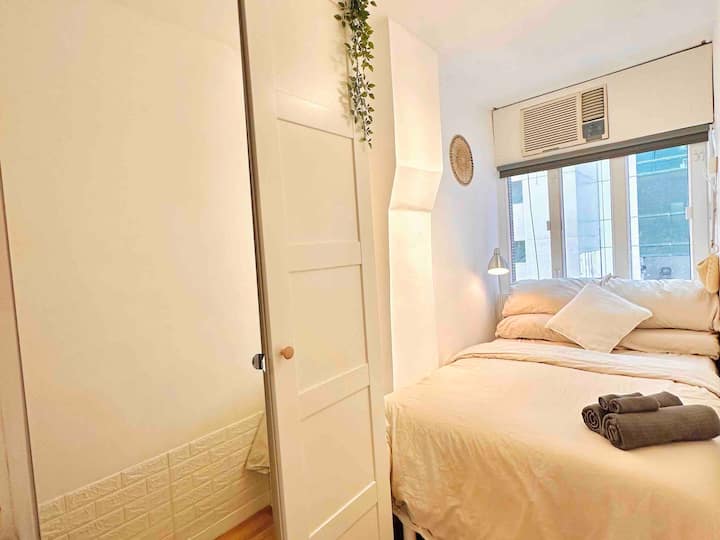 Flat B: Private Bathroom, Private Kitchen Pantry - Hong Kong