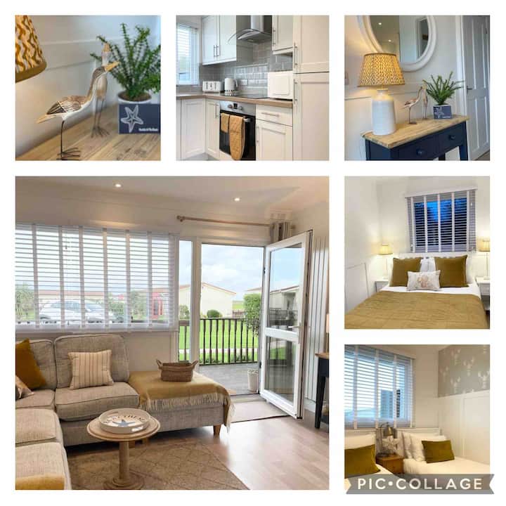 * Sandy Beach Yards Away * Contemporary, No 38 - Mundesley
