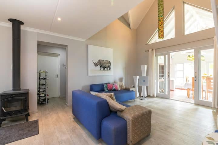 200mbps Wifi! 25% Off Long Stays! Laundry Incl. - Sandton
