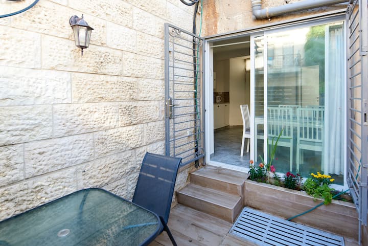 A Beautiful Garden Apartment In Rehavia-nachlaot - Jerusalem