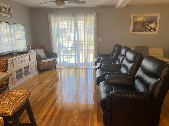 Spacious Beach House Walking Distance To Beach - Old Lyme, CT