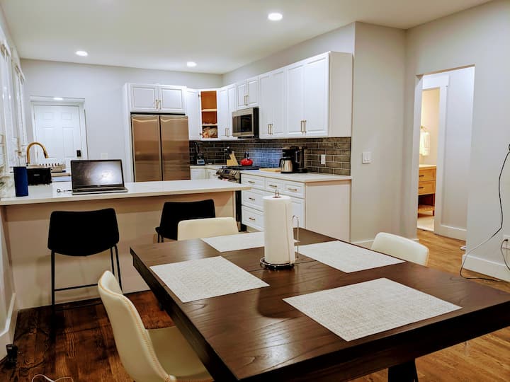 The Charles - 8 Bedrooms, 3 Bathrooms! - Hamtramck, MI