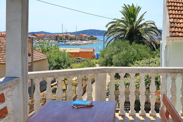 Apartment Maria, Near The Sea - Sukošan