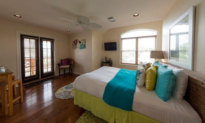 Genivive@almanett Hotel & Bistro  Aquarium & Beach - Gulfport, MS