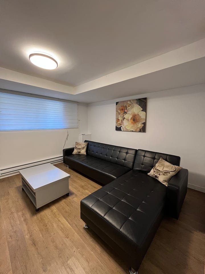 Clean & Simple Stay In Montreal - Lasalle