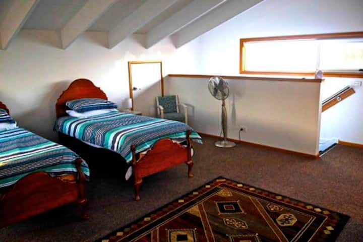 Penguin Beachfront Apartments - Parkview Apartment - Penguin