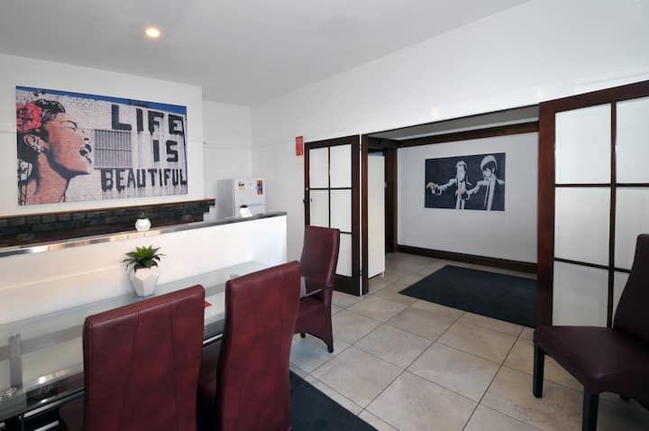 4 Bedroom & 4 Bathroom Top Floor Apartment - Hobart