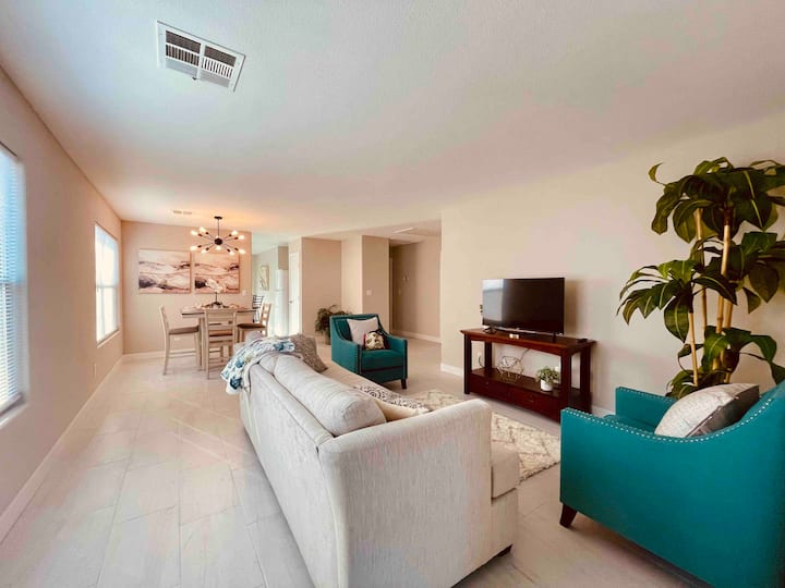 3 Bedroom Family Getaway + Backyard Bbq + 6 Bed - Las Vegas, NV