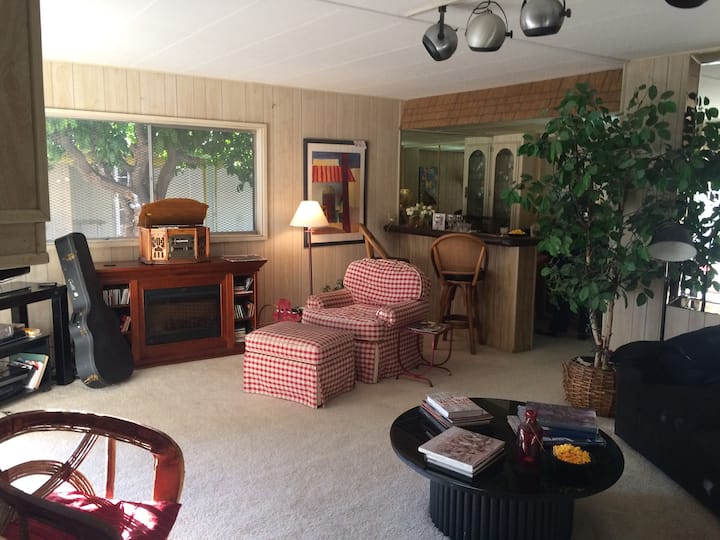 On Golf Course - Home With 3 Bedrooms And 2 Baths - Cathedral City, CA