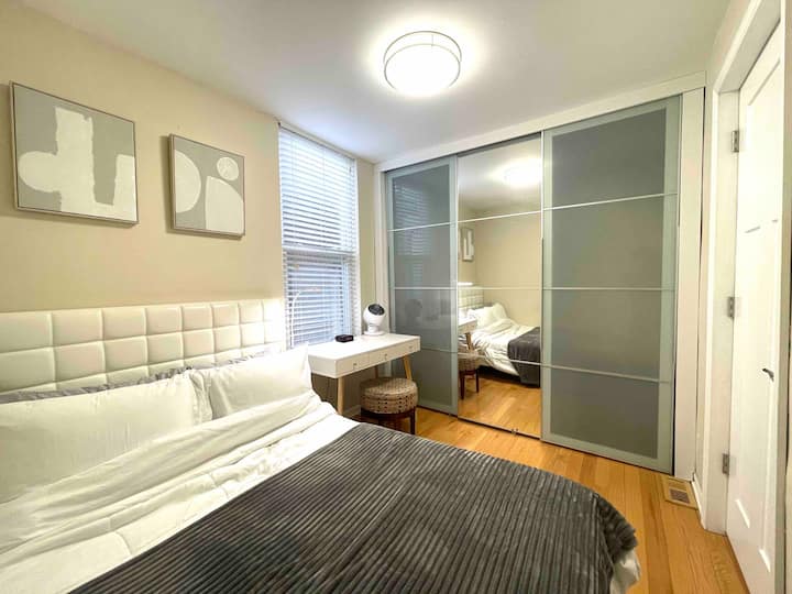 2nd Floor 2br Apt Next To Bus & Restaurants - Chicago, IL