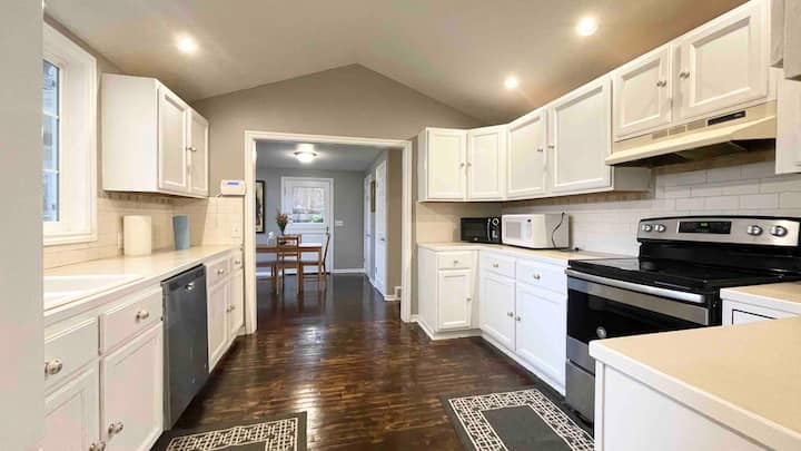 7b House/large Parking Lot/deck - Bellevue, WA