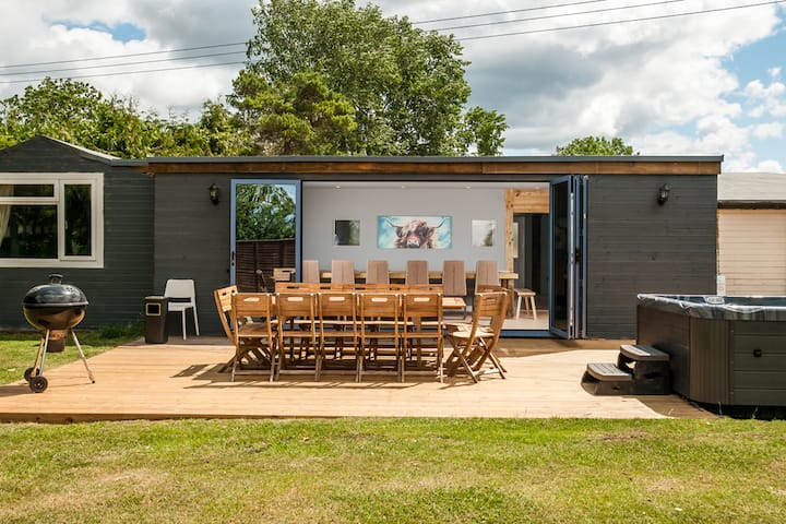 Fabulous Cabin W/ Huge Garden & Hot Tub Sleeps 18 - Bristol