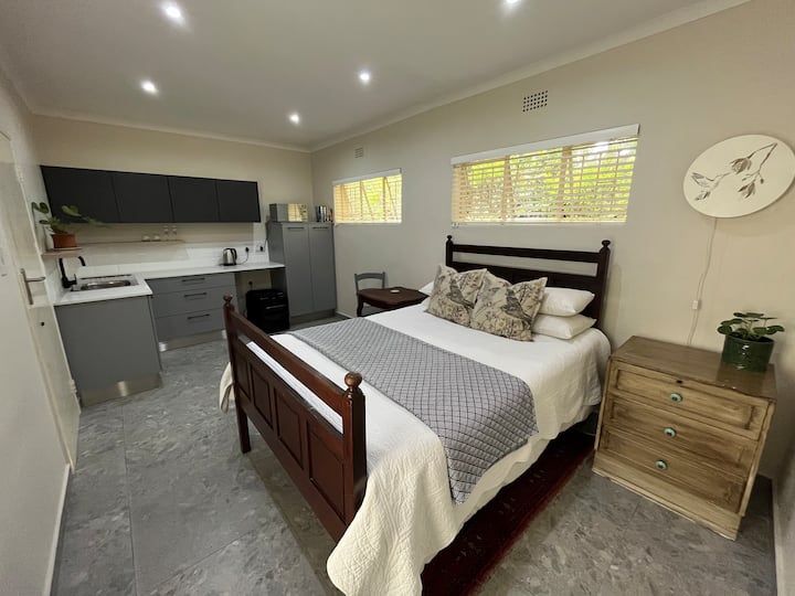 Trendy Linden Tiny Home: Parking & Power Backup - Johannesburg