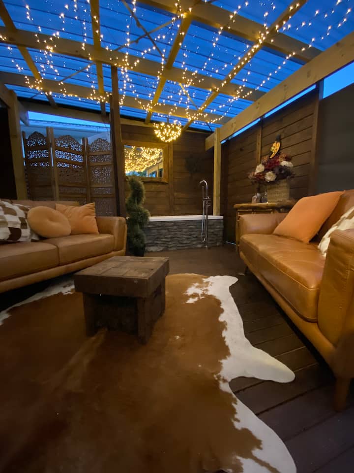 The Eclectic Escape - Romantic & Outdoor Bath - Palmerston North