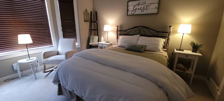 Large Private Queen Room W/full Bath - Blackfalds