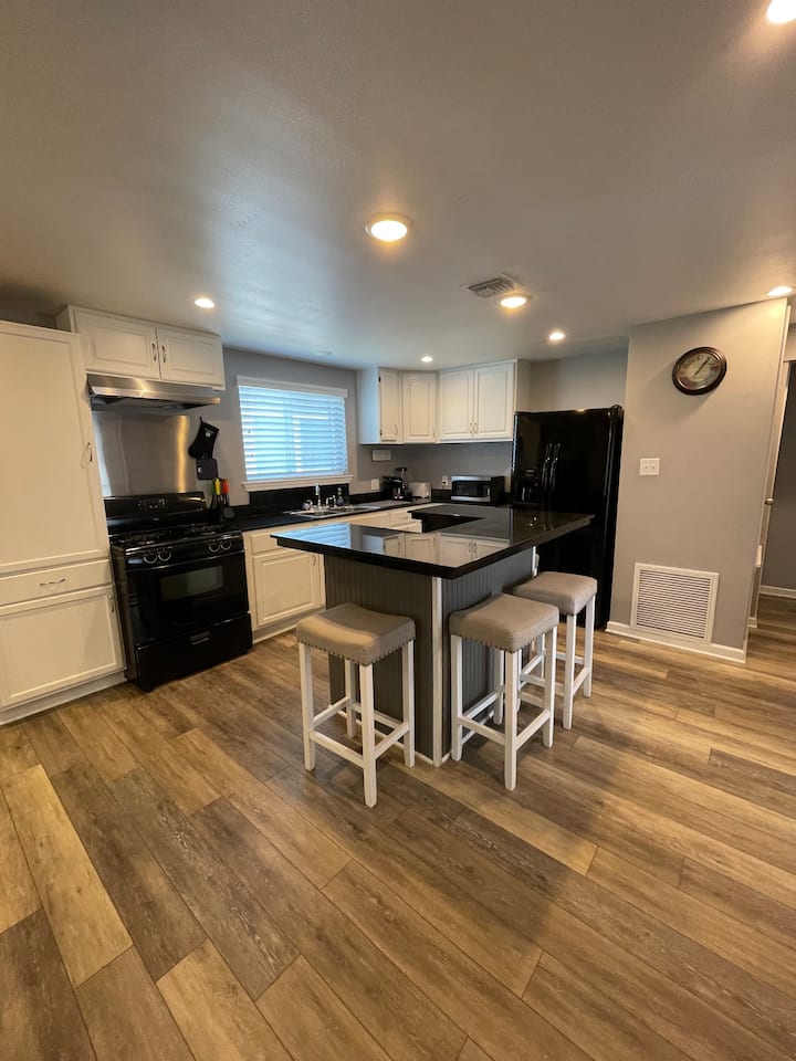 Quiet 2-bedroom House With Driveway Parking - Metairie, LA