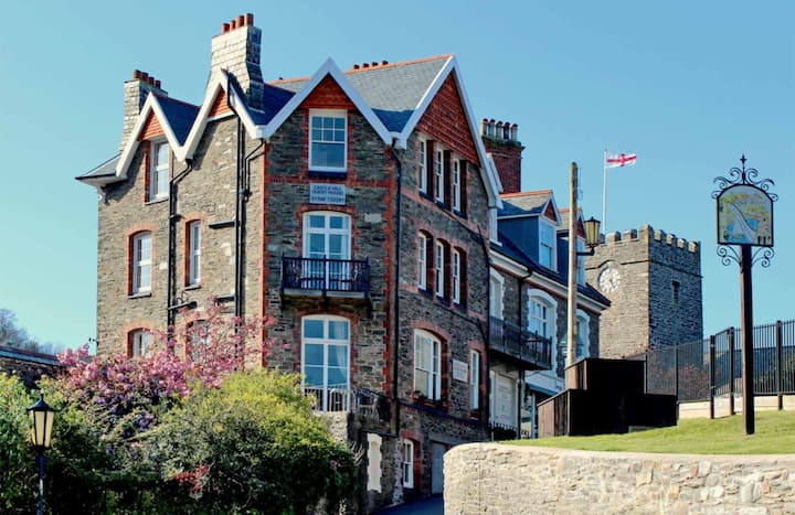 Self Catering - 4 Bedrooms - At Castle Hill - Lynton
