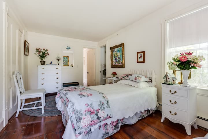 Elizabeth's 1820 Farmhouse Twin Bed Room Full Bath - Greenwood Lake, NY
