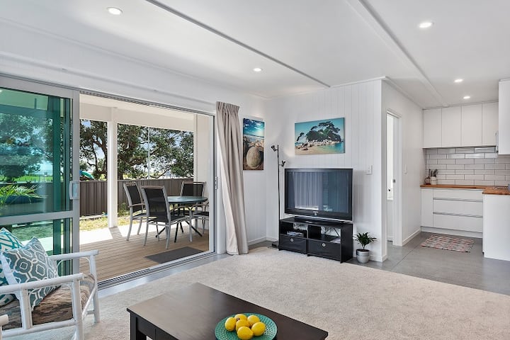 Luxury Beach Flat,  Maximum Four People, No Cleaning Fee - Ōhope
