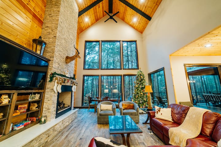 Luxurious Seven Story Mountain Lodge - Secluded - Broken Bow, OK