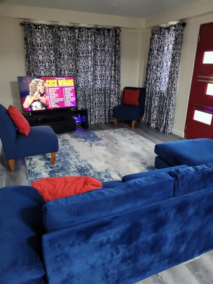 Silver Buttons Apartments & Eats - Saint John's