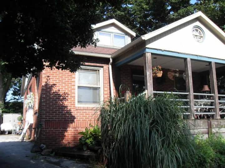 Architect'scharming Brick Bungalow - Des Moines, IA
