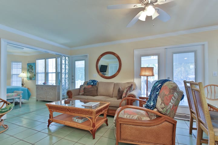 Tradewinds 2 Bedroom Gulf Drive Villa - Anna Maria Island, FL