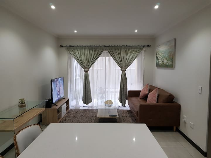 Modern Garden Apartment (Uncapped Wifi & Netflix) - Sandton