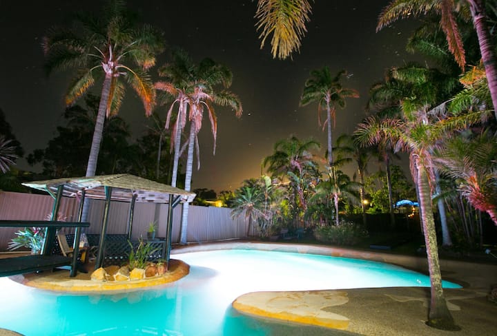 Waterfront Oasis Lake Front With Private Pool - Newcastle