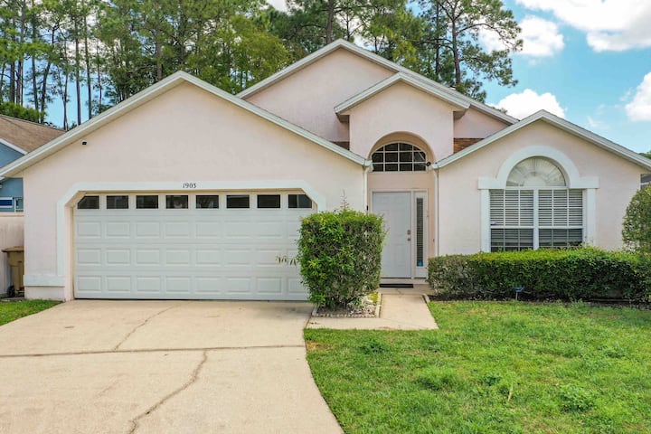 Relaxing 3 Bed Pool Home 7 Miles From Disney! - Kissimmee, FL