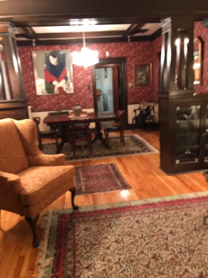 Quaint Arts & Crafts 5 Room Flat, 1st Floor - Saint-Louis, MO