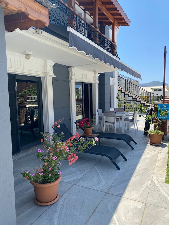 Kalkan Merkezde Havuz Manzaralı 1+1 Daire   110 - Kalkan