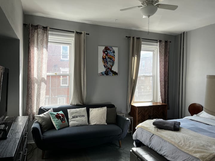 F2: Artsy South Philly 2-bedroom Apt - Philadelphia, PA