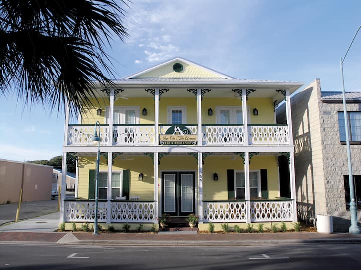 Charming Inn 2 Blocks From Beach - New Smyrna Beach, FL