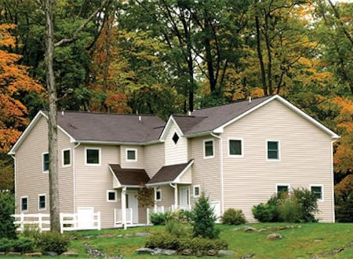 Shawnee Village Two-bedroom Condo, 4 Beds Sleeps 8 - Delaware Water Gap, PA