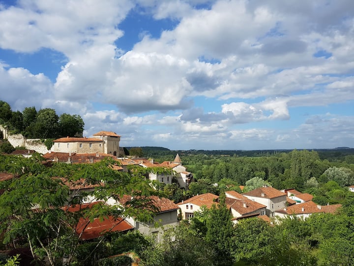 Cozy Village Escape With Spectacular Views! - Aubeterre-sur-Dronne