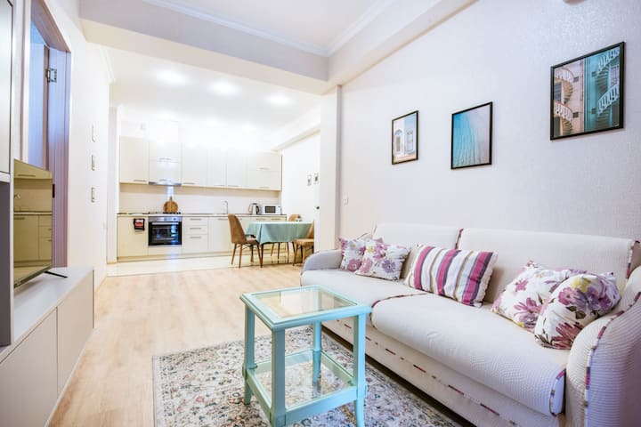 Cozy Stylish Haven Near Metro With Balcony - Tbilisi
