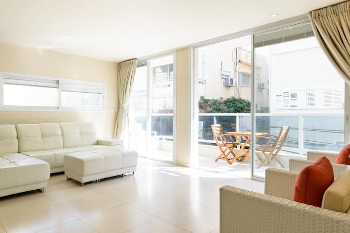 2bedrooms And Balcony - On The Beach! Best Spot! - Tel-Aviv