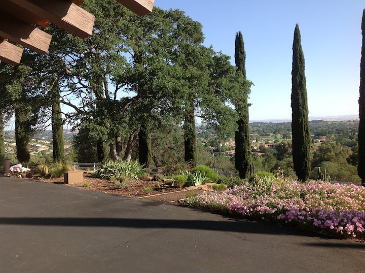 Hilltop Retreat With Amazing Views - Paso Robles, CA