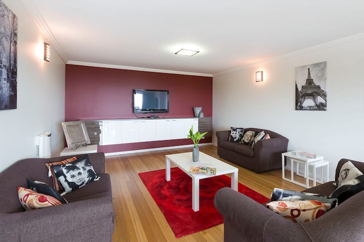 Magnificent Cliff Unit On Derwent - Hobart