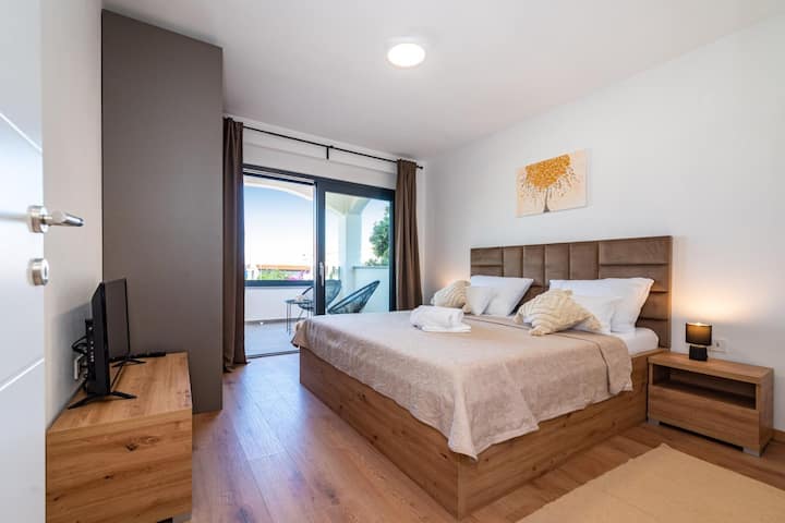 A4 4+2 Brand New, Fully And Modernly Equipped - Mandre