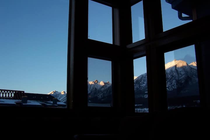 Walls Of Glass, Views Galore, Rooftop Tub, Parking - Canmore