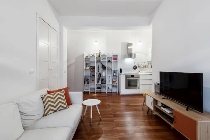 White & Beautiful In Milan Downtown - Milan