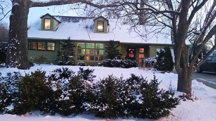 Garden Retreat Near Downtown, Botanical Immersion - Des Moines, IA