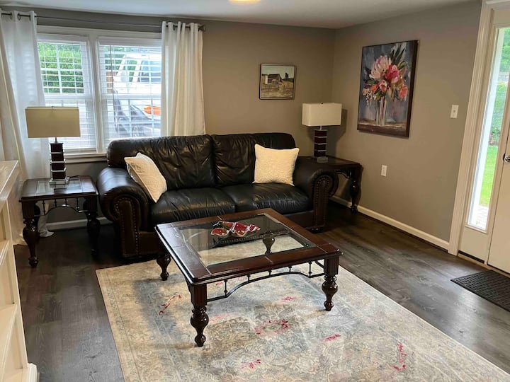 Pet Friendly Fenced Yard 2 Level Living - Roanoke, VA