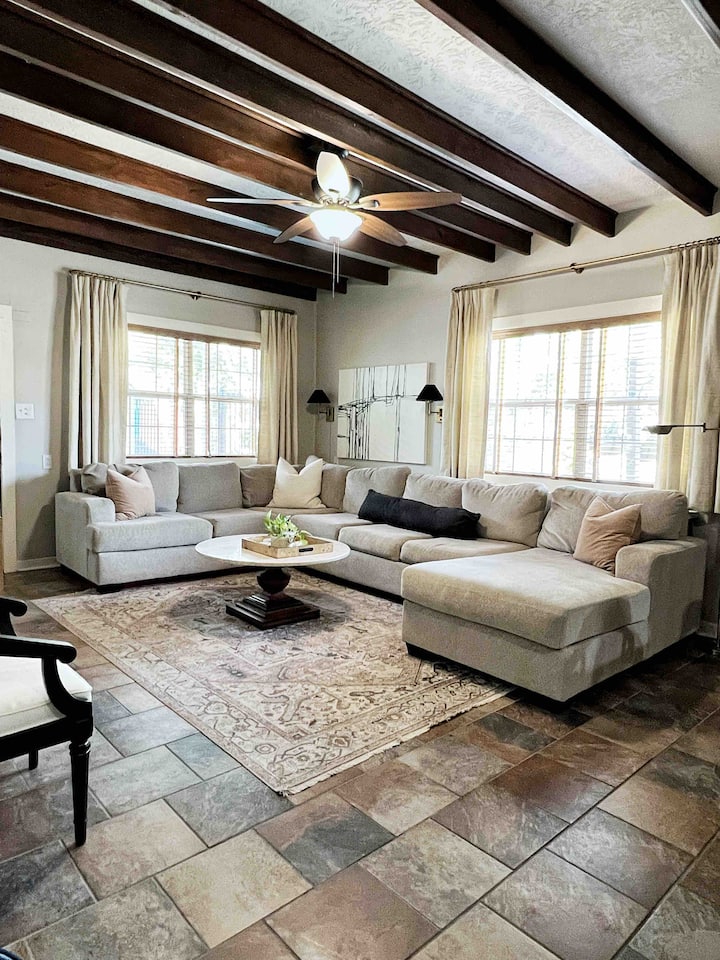 Inviting Home Less Than 2 Miles From Kyle Field - Bryan, TX