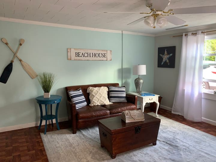 Charming And Quaint Beach Cottage. - Biddeford, ME