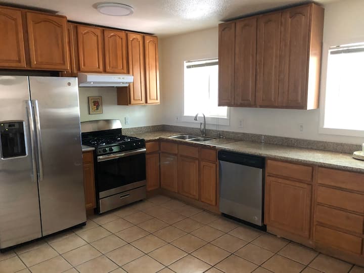 7 Bedroom Home In Downtown Concord! Very Spacious! - Pittsburg, CA