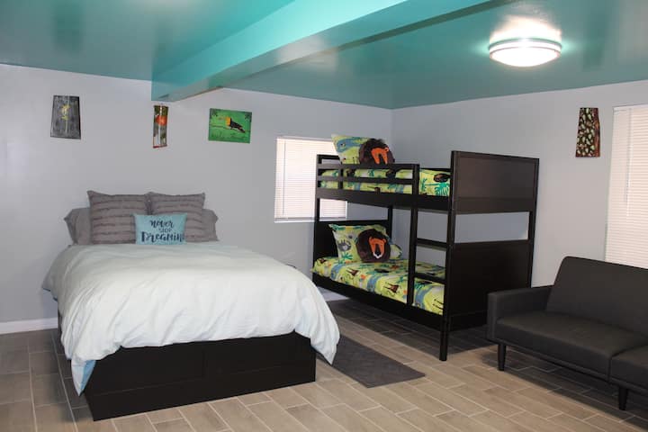 “Arely's Forest” Cozy & Comfy With On Site Parking - Oklahoma